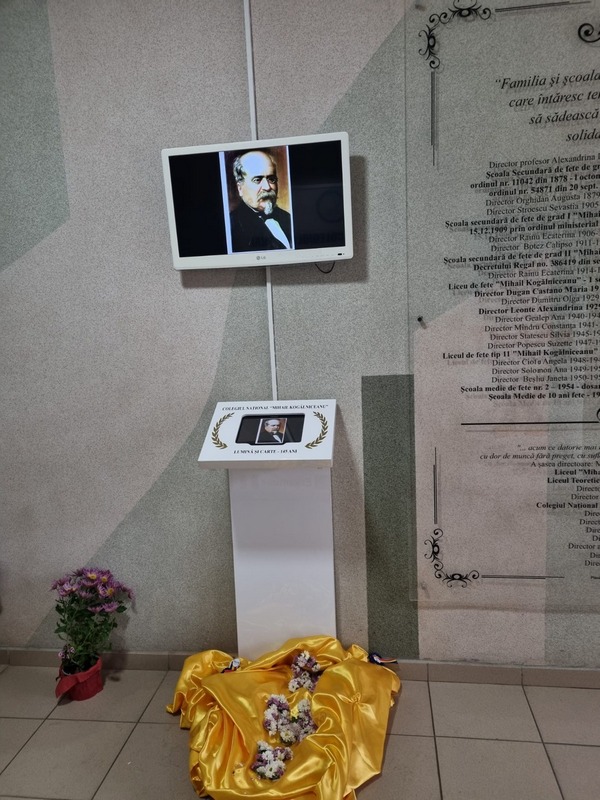 FOTO: Infopoint unic cu istoria liceului la 145 de ani de CNMK Galaţi